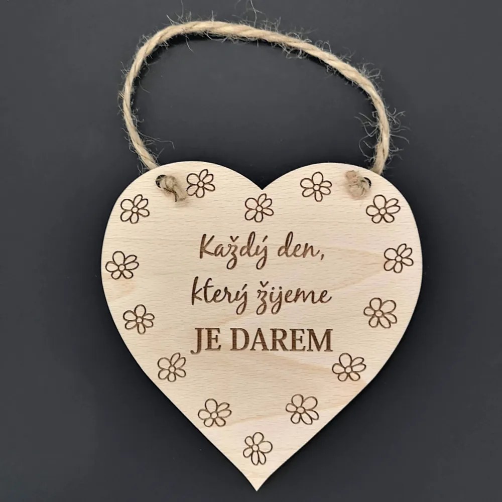 AMADEA Dřevěné srdce s textem Každý den, který žijeme.., masivní dřevo, 16 x 15 cm