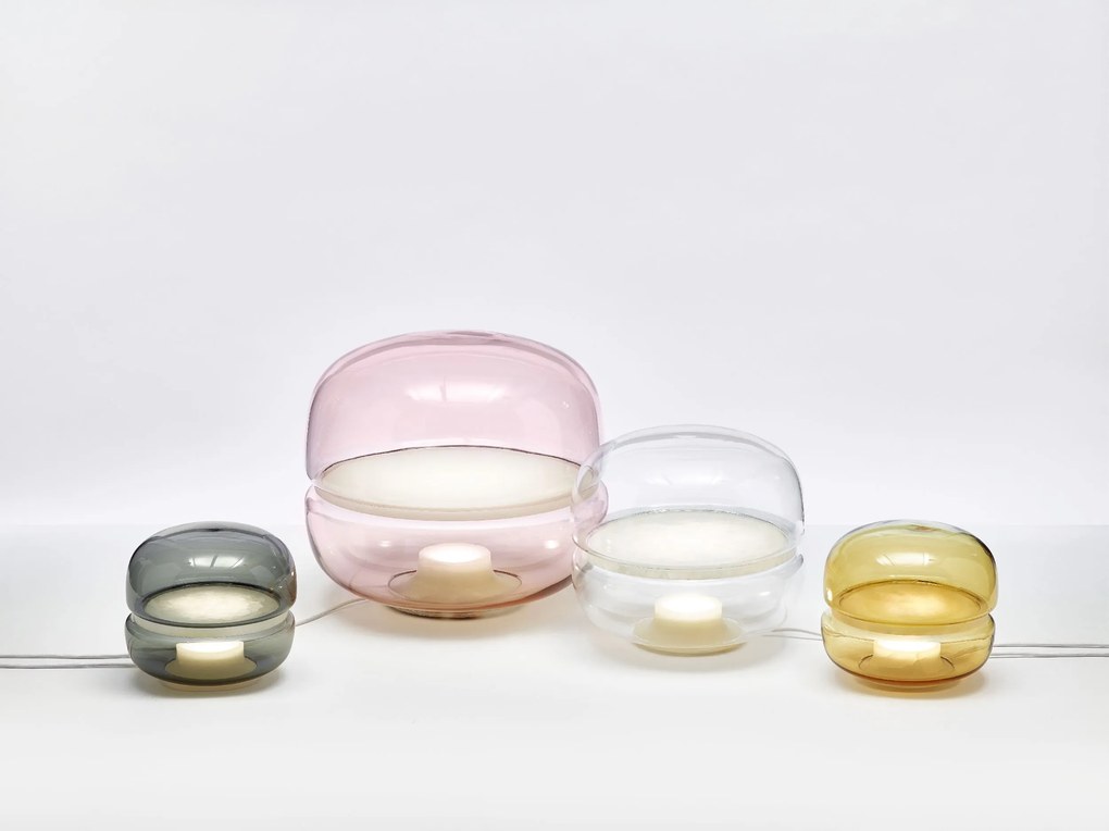 Designová stolní lampa Brokis Macaron L, PC1040 Barva skla: Šedá kouřová - transparentní sklo, Základna: Dub evropský - bíle mořený (CSFB1575), Disk: Onyx bílý (CSOP1532)