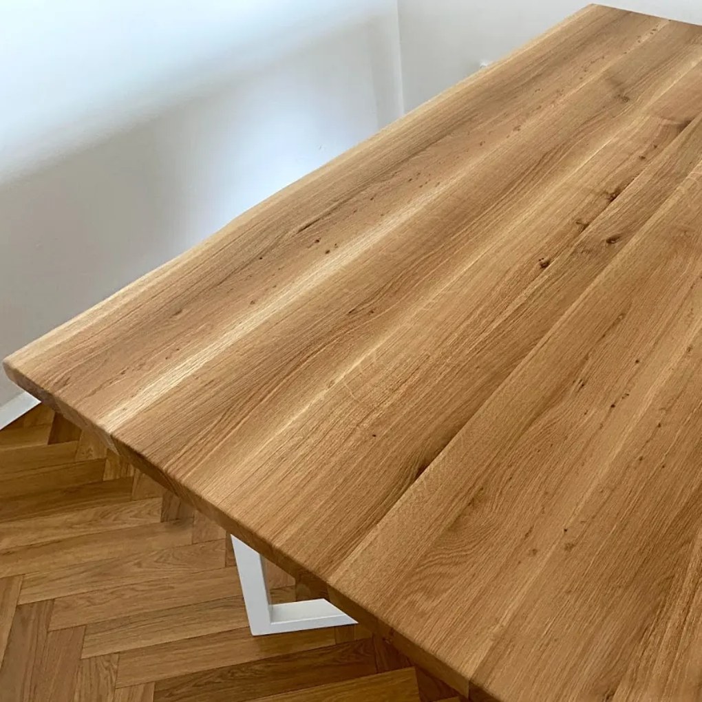 KULHÁNEK Jídelní stůl s rustikální hranou a kovovou podnoží "V" Velikost desky: 150x80 cm, Odstín podnože: černá - RAL 9005