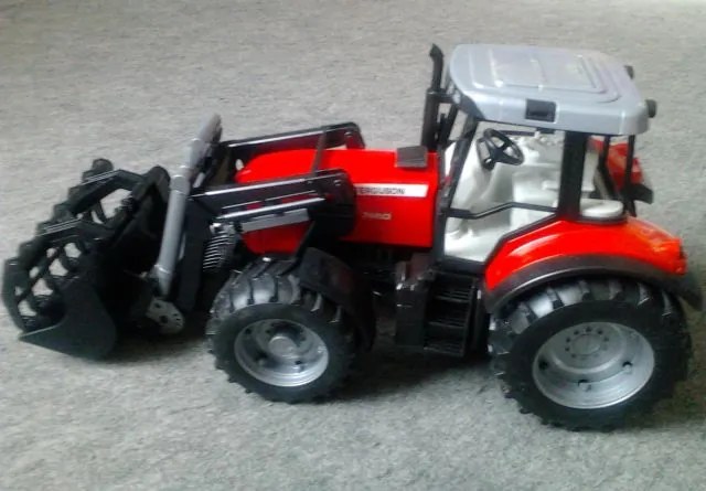 Bruder 2042 Traktor Massey Ferguson
