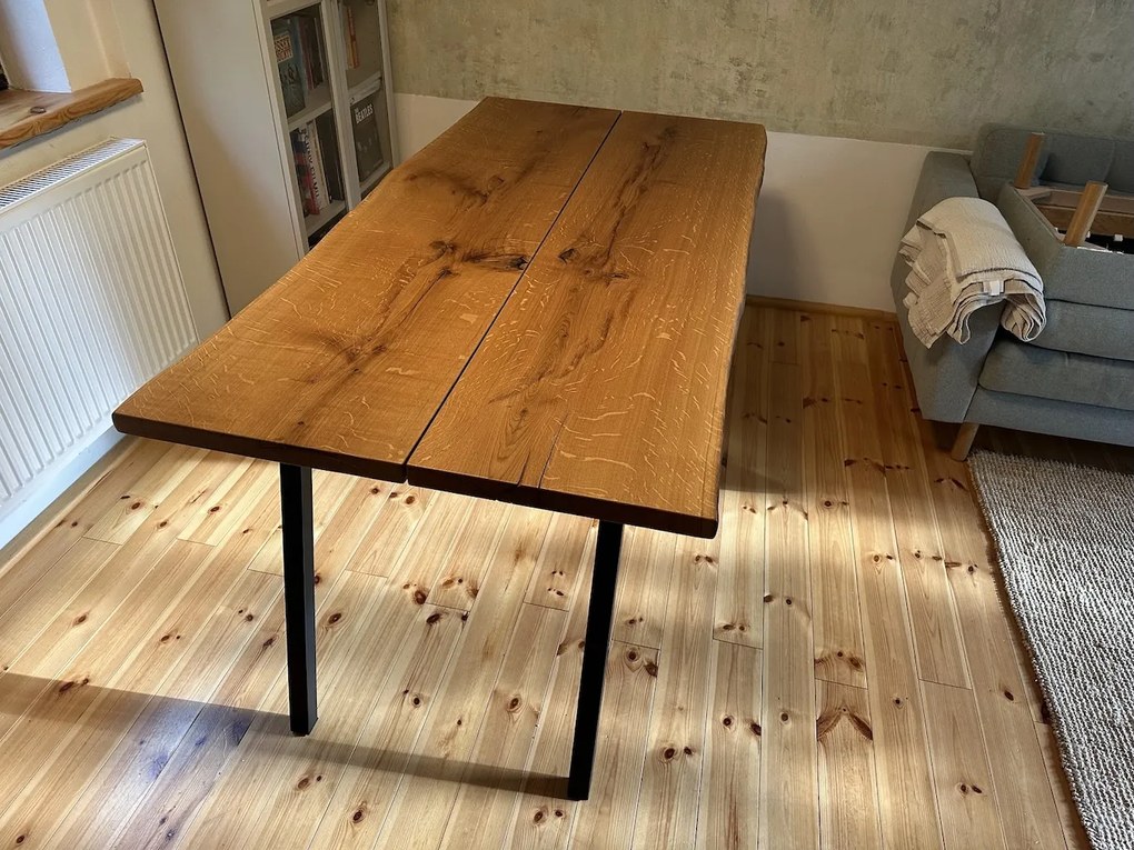 KULHÁNEK Jídelní stůl ze 2 ks masivních fošen a šikmou ocelovou podnoží Velikost desky: 210x90 cm, Odstín podnože: černá - RAL 9005