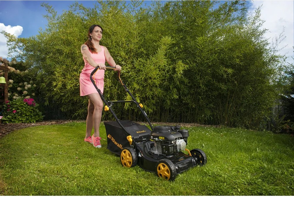 Benzínová sekačka na trávu Riwall PRO RPM 4234 P 2v1 bez pojezdu