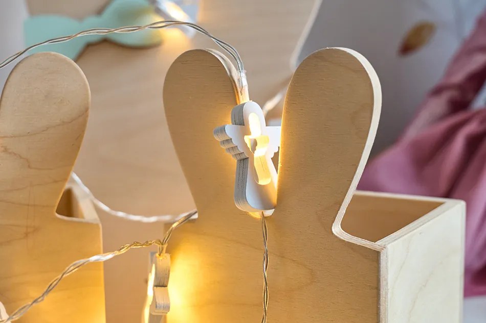LED světýlka na baterie, dřevění andílci, 2 m, teple bílá, 10 diod, čirý kabel, IP20 interiér, 2 × AA