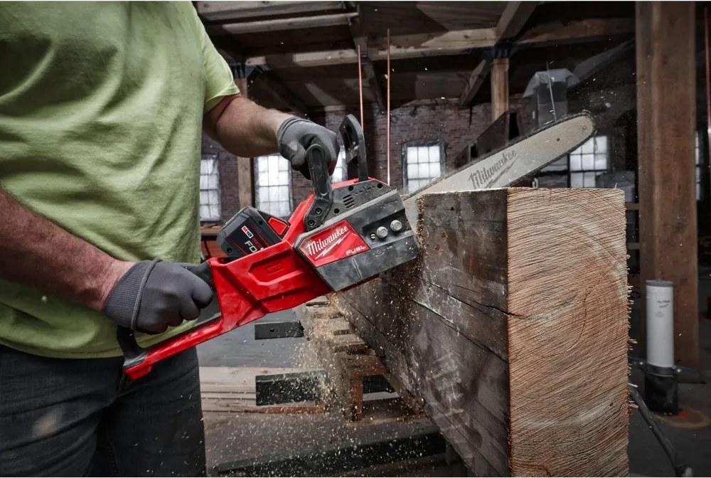 Milwaukee M18FCHS35-122 aku řetězová pila 35cm 2x12Ah 4933499223