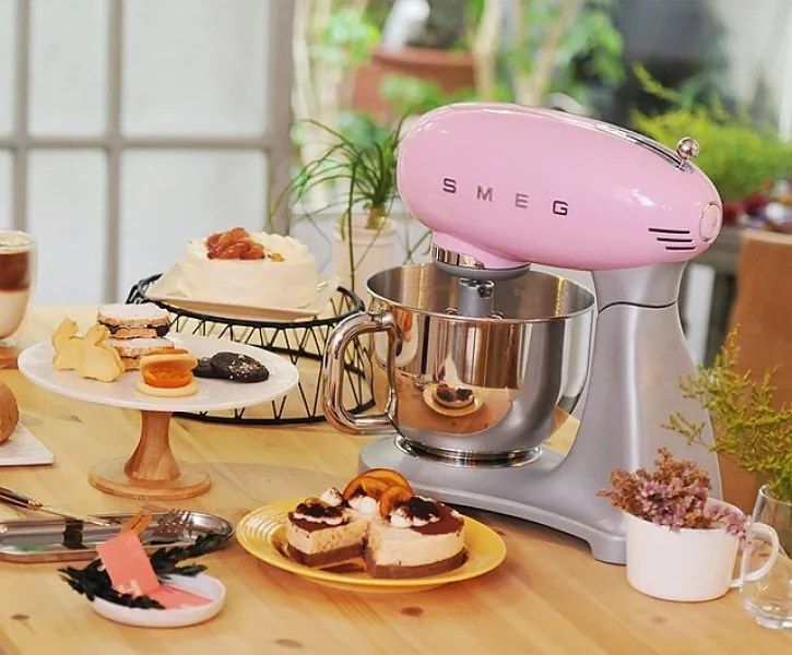 Kuchyňský robot Smeg 50's style SMF02PKEU / 800 W / 4,8 l / pastelově růžová