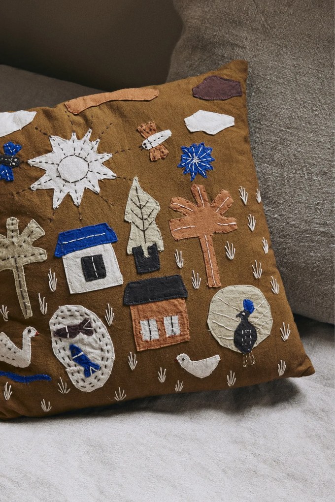 Ferm Living Polštář z organické bavlny Village Sugar Kelp 40 × 40 cm, hnědá barva, textil