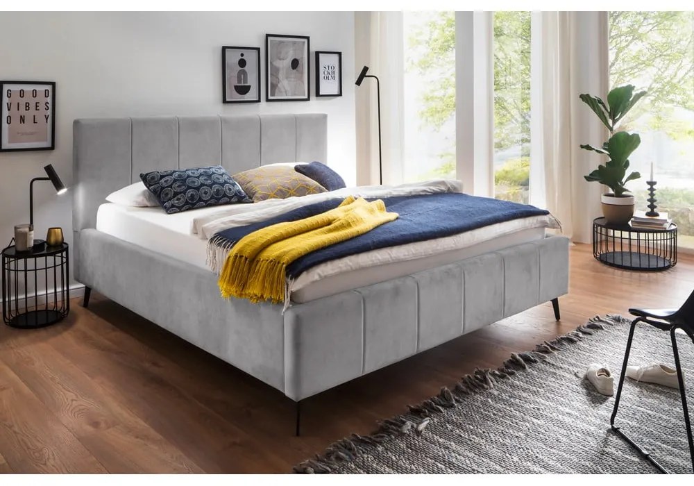 Světle šedá čalouněná dvoulůžková postel s úložným prostorem s roštem 180x200 cm Lizzano – Meise Möbel