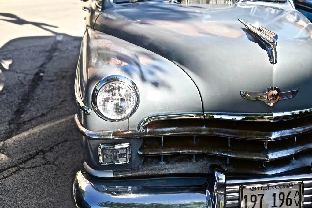 DIMEX | Samolepicí vliesová fototapeta na zeď Staré retro automobily MA-5-2881 | 375 x 250 cm | metalická, šedá