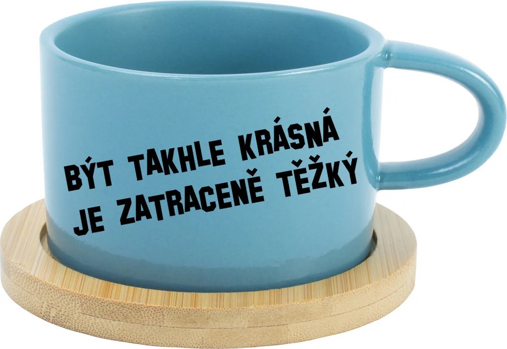 BÝT TAKHLE KRÁSNÁ JE ZATRACENÉ TEŽKÝ - modrý hrníček makronka 200 ml