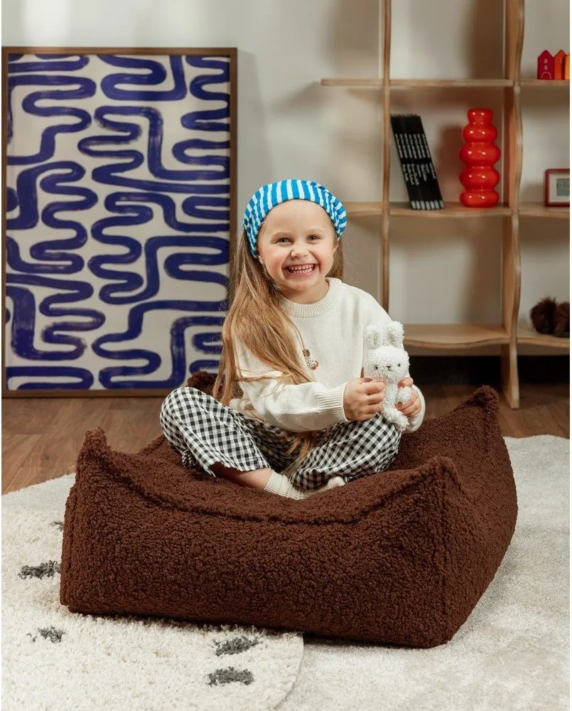 Tmavě hnědý dětský sedací vak z textilie bouclé Warm Hazel – Wigiwama