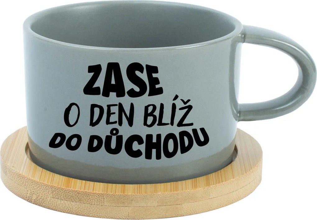 ZASE O DEN BLÍŽ DO DŮCHODU - šedý hrníček makronka 200 ml