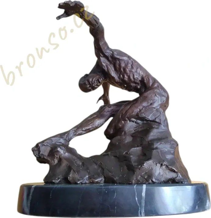 Expresivní bronzová socha muže v pohybu na mramorovém podstavci