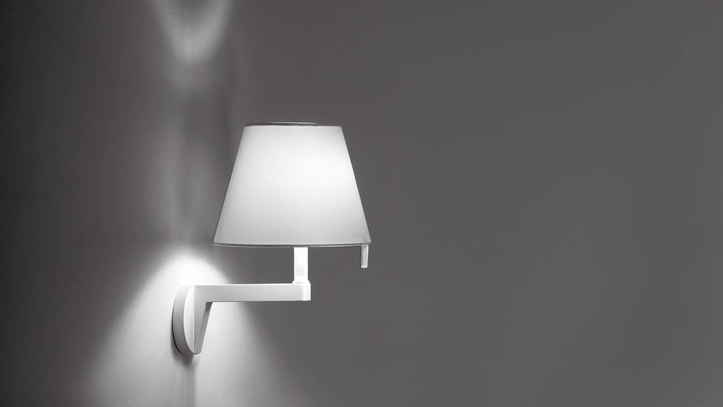 Artemide Melampo, nástěnná designová lampička k posteli ve stříbrné úpravě s vypínačem, 1x42W E14, výška 35cm