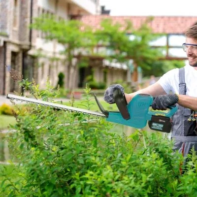 Outsunny Elektrický nůžky na živý plot, akumulátorové elektrické nůžky na živý plot s délkou střihu 51 cm, motor, akumulátor, modrý
