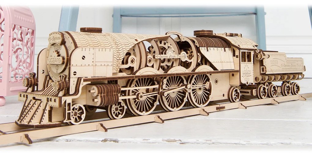 Ugears 3D dřevěné mechanické puzzle V-Express parní lokomotiva 4-6-2 s tendrem