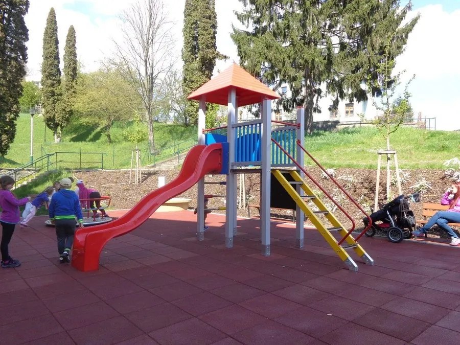 Černá gumová dlaždice (V30/R15) - délka 50 cm, šířka 50 cm a výška 3 cm