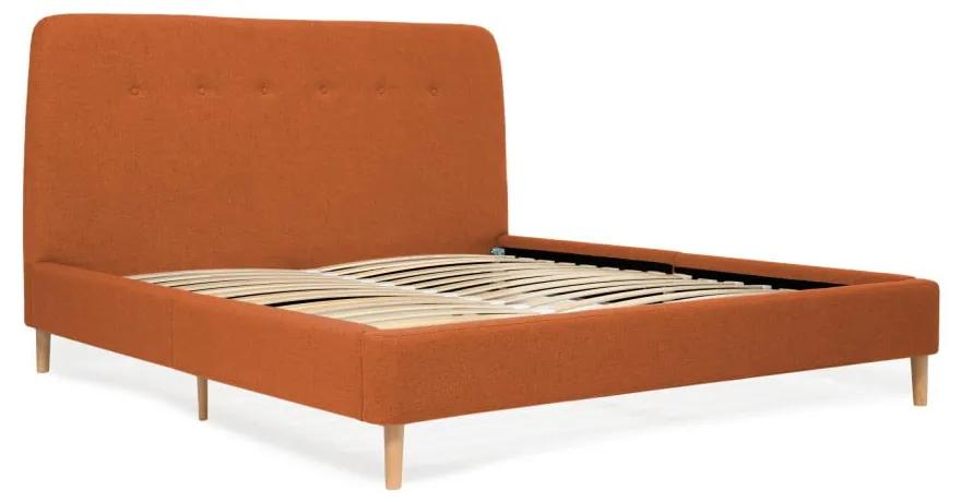 Oranžová dvoulůžková postel s dřevěnými nohami Vivonita Mae, 140 x 200 cm