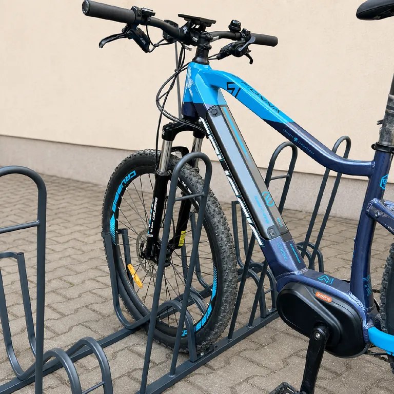 Stojan na kola s uzamčením KS-370 | KACERLE Barva: prášková barva (antracit), Počet kol: pro 5 kol, Osová vzdálenost mezi držáky: 50 cm