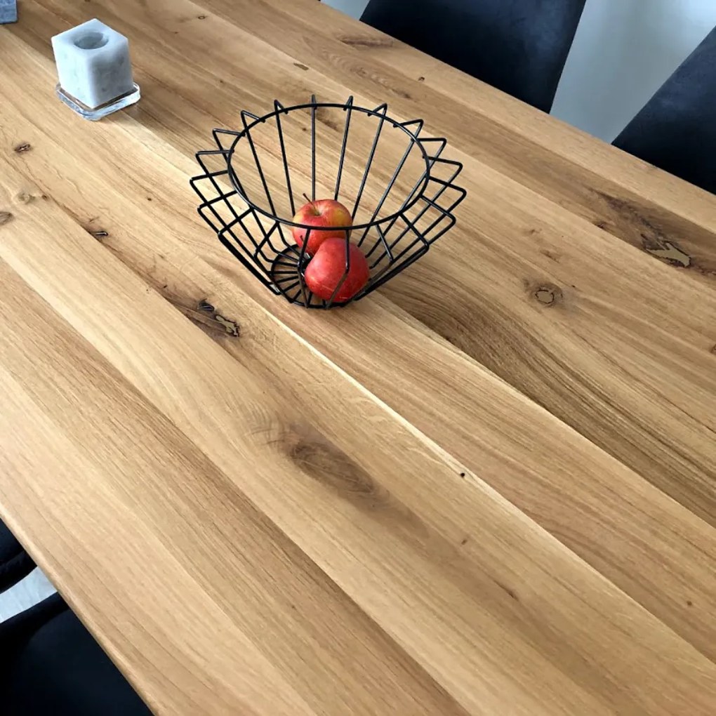 KULHÁNEK Masivní jídelní stůl s rovnou hranou a kovovou podnoží Velikost desky: individuální, Odstín podnože: černá - RAL 9005