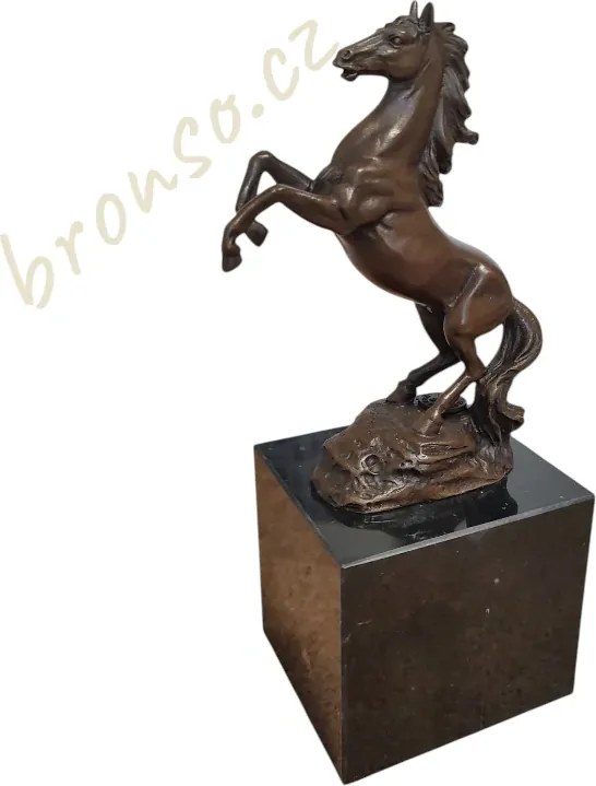 Bronzová socha koně na mramoru – vzpínající se hřebec, elegantní zvířecí figurka, luxusní dekorace, sběratelský dárek