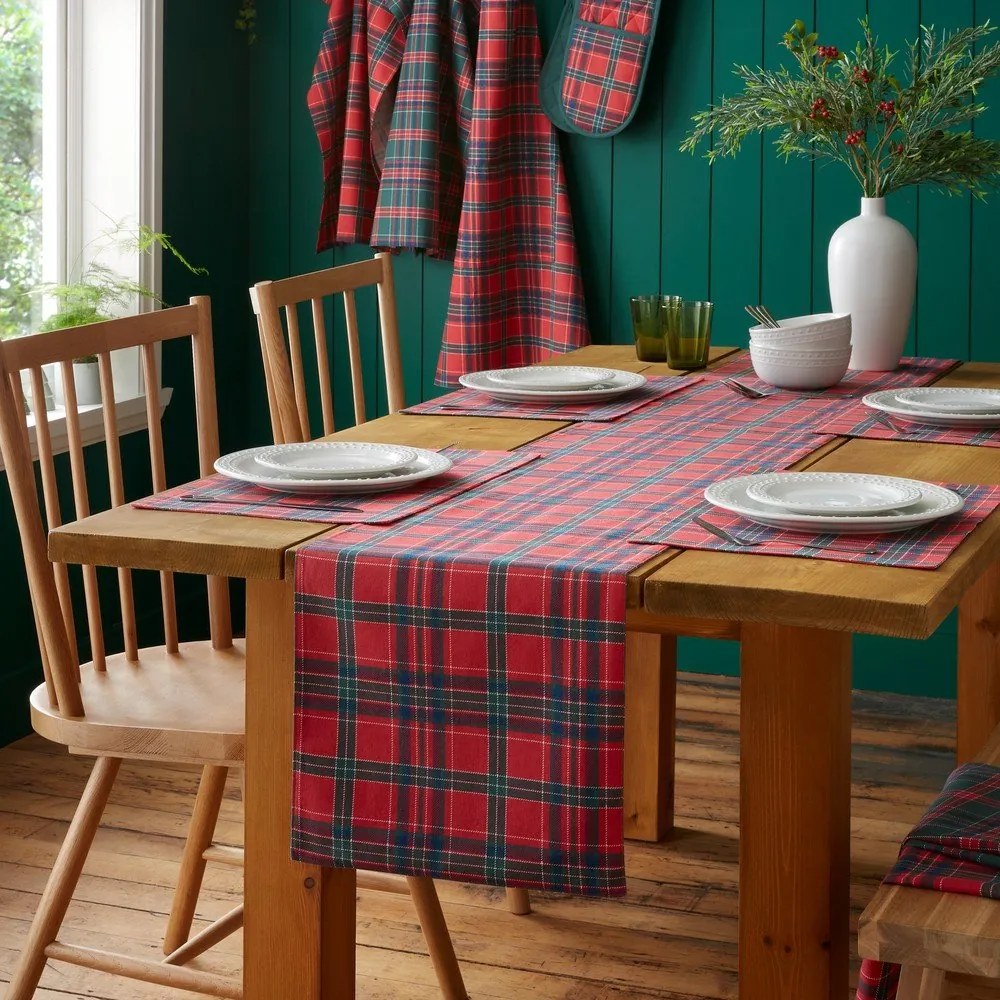 Bavlněný běhoun na stůl s vánočním motivem 220x32 cm Christmas Tartan Check – Catherine Lansfield