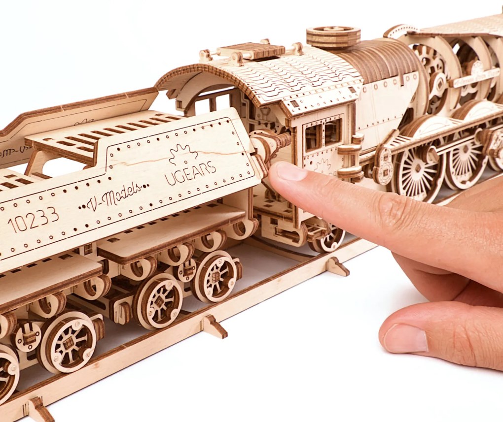 Ugears 3D dřevěné mechanické puzzle V-Express parní lokomotiva 4-6-2 s tendrem