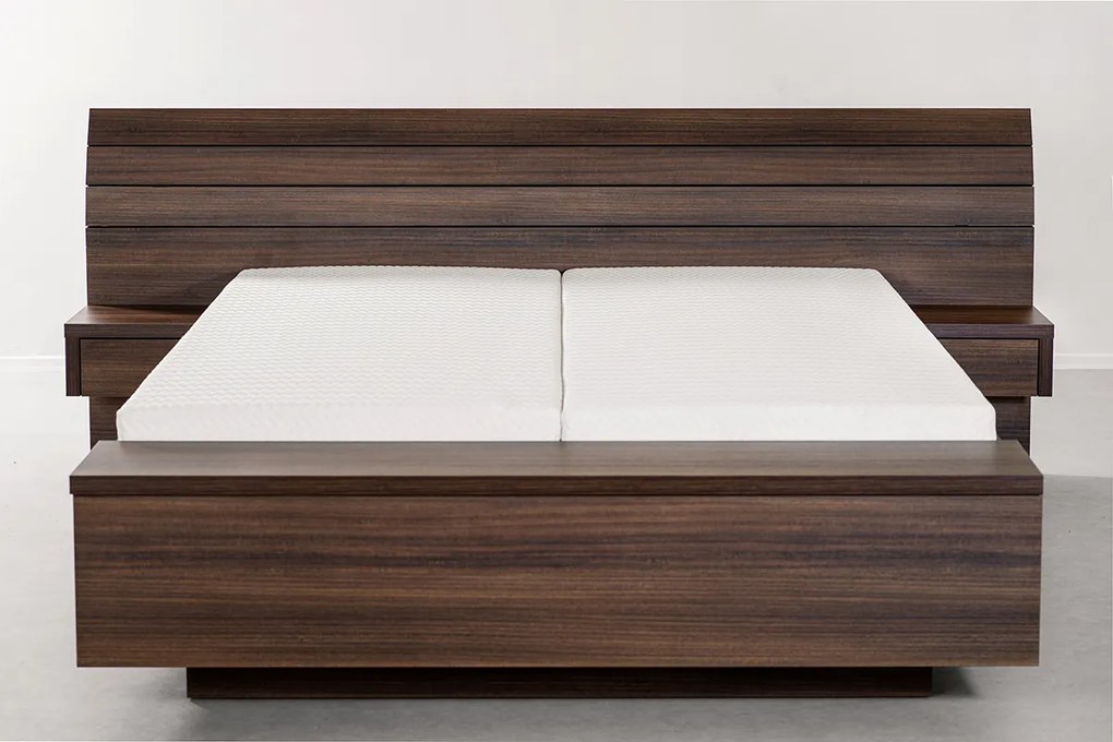 Ahorn Salina box u nohou postel s úložným prostorem Dekor: Dub hnědý, Rozměr: 140 x 200 cm, Noční stolek: Police oboustranná