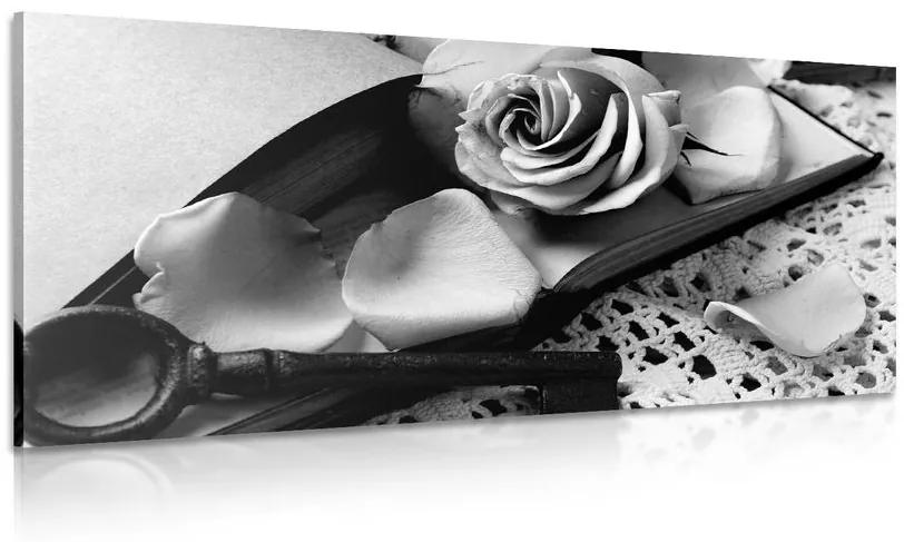 Obraz černobílé vintage zátiší s klíčkem - 120x60 cm