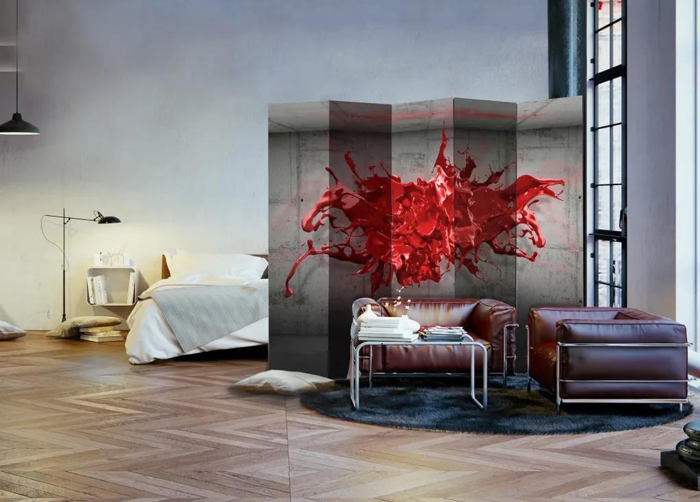 Pokojová zástěna Červená skvrna II - abstraktní červená iluze na betonovém pozadí