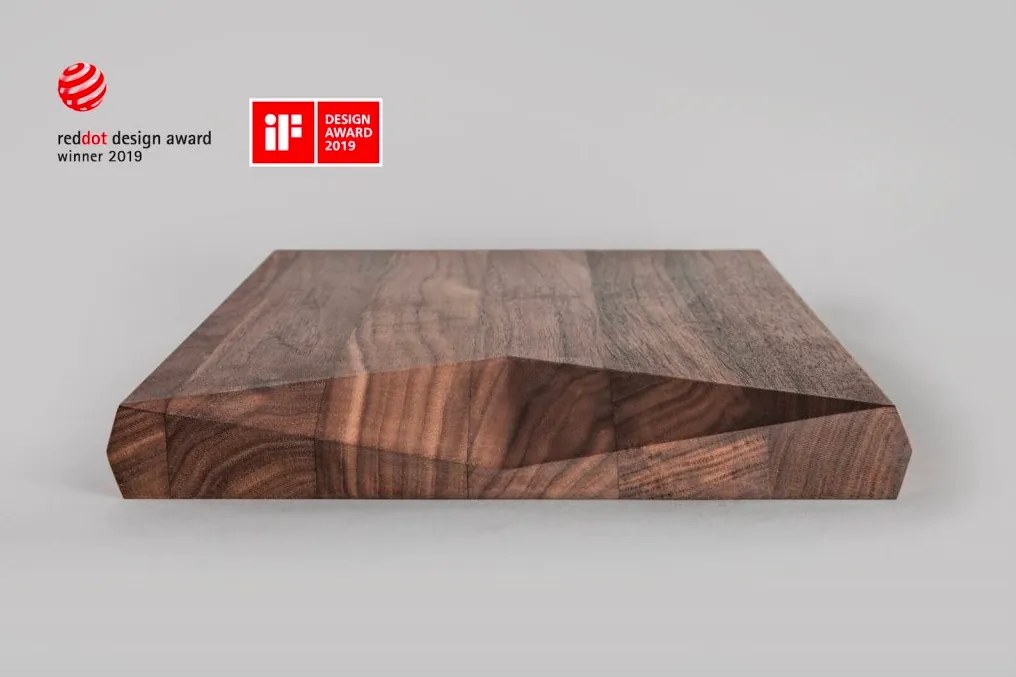 UBRD designové krájecí desky Dřevěné kuchyňské prkénko UBRD Vlajka "L", 40 x 25 x 3 cm
