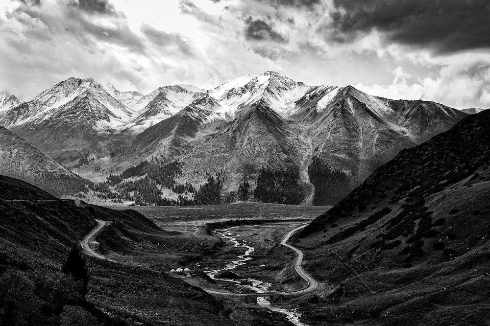 Tapeta krásné horské údolí v černobílém provední - 375x250 cm