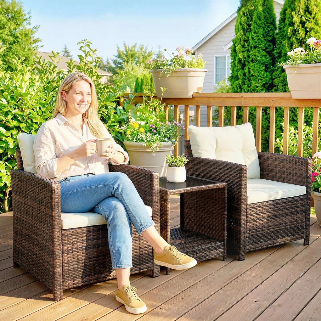 Outsunny 3dílný PE ratanový zahradní set — 2 křesla s polstrováním a konferenční stolek se skleněnou deskou, hnědá/krémová — balkon/terasa