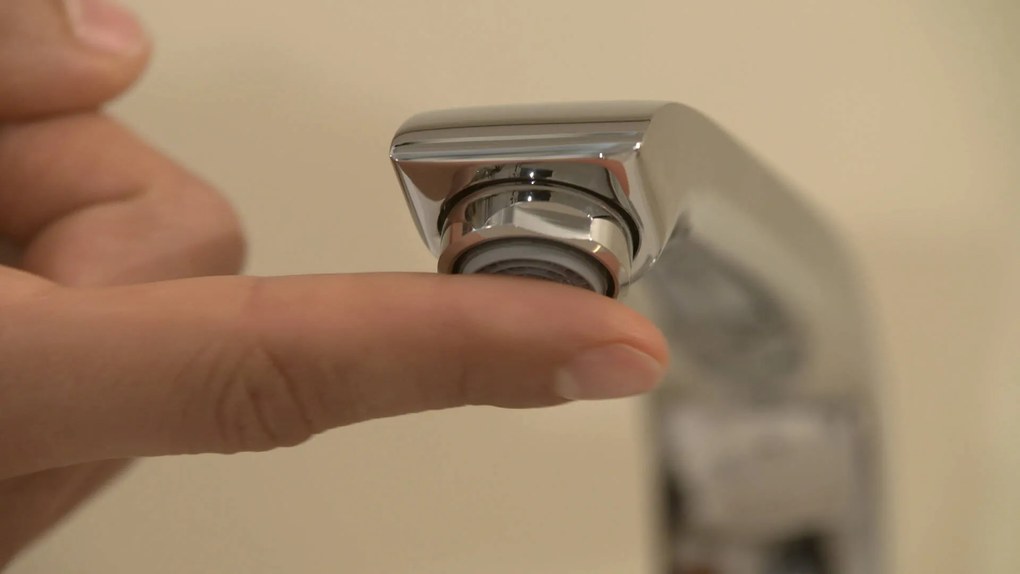 Hansgrohe Metris New, umyvadlová baterie s otočným výtokem a výpustí, chromová, 31087000