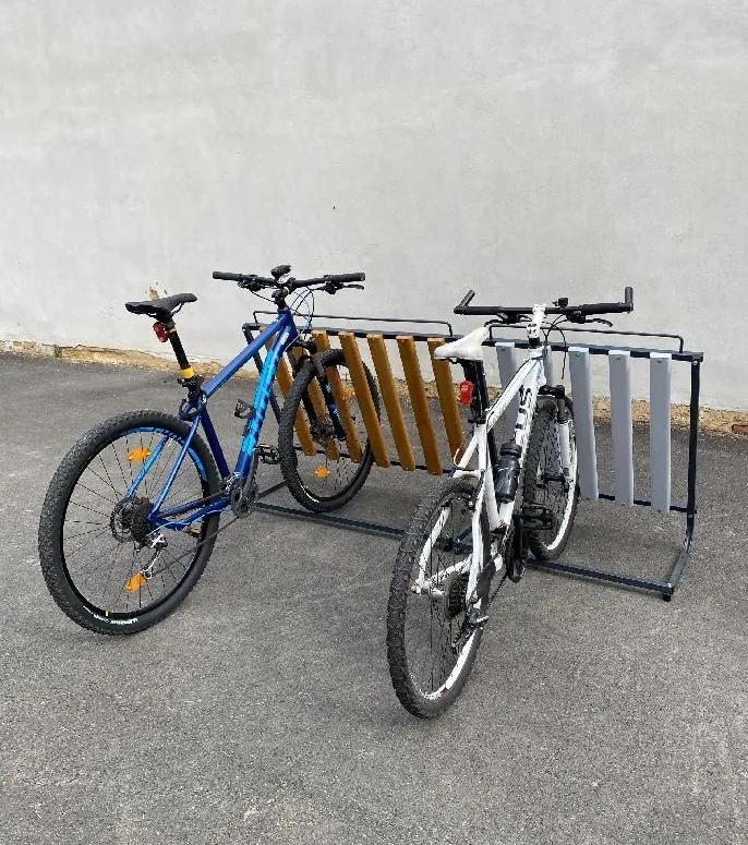 Dřevěný stojan na kola s kovovým rámem KACERLE (KS-500) Počet parkovacích míst: pro 3 kola, Barva dřeva: přírodní (bez povrchové úpravy)
