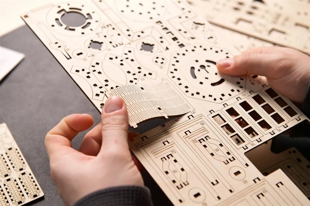 Ugears 3D dřevěné mechanické puzzle Maják Split Rock