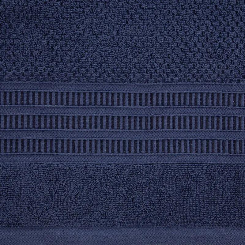Bavlněný tmavomodrý ručník ROSITA s rýžovou strukturou a žakárovou bordurou s geometrickým vzorem Rozměr: 70 x 140 cm