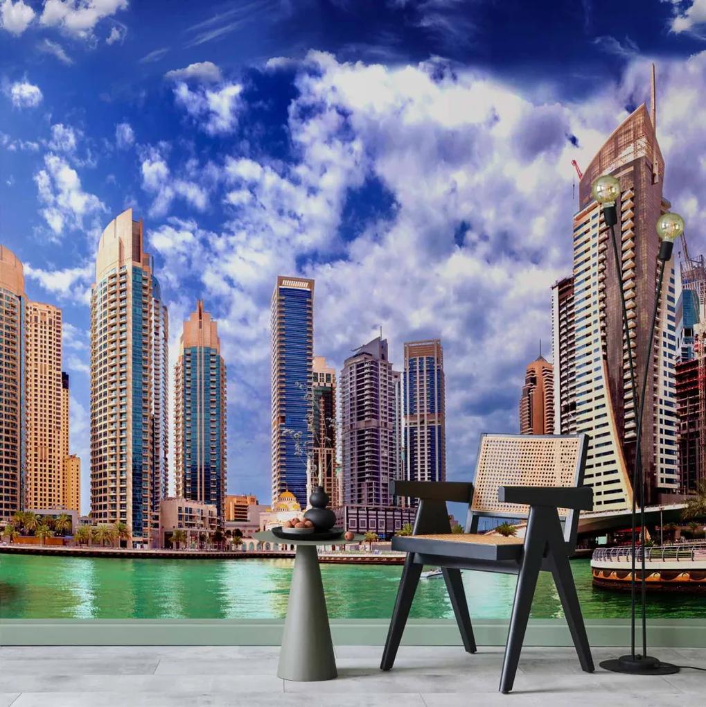 Fototapeta Dubaj - bílé mraky na pozadí architektury s moderními mrakodrapy