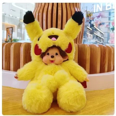 Panenka Monchhichi (mončičák) v kostýmu pohádkové postavy Varianta: Pokémon Pikachu
