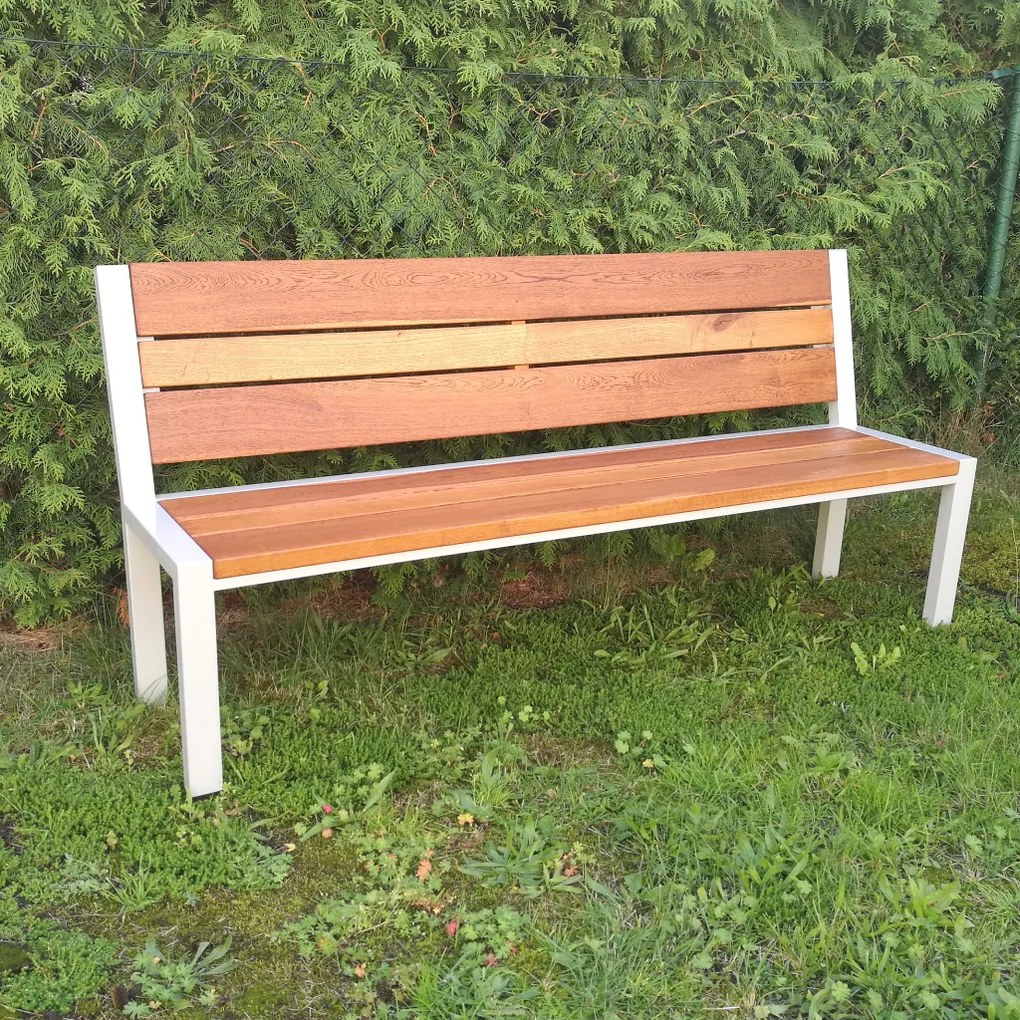 KULHÁNEK Zahradní lavice s kovovou hranou a nohami Délka: 150 cm, Odstín nátěru: lazura - teak, Odstín podnože: bílá - RAL 9010