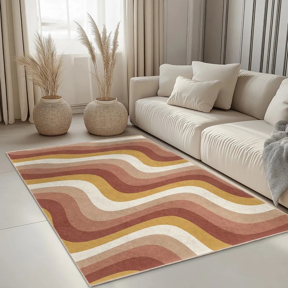 Okrově žlutý/starorůžový pratelný koberec 60x100 cm Creamy Strawberry Swirl – Mila Home