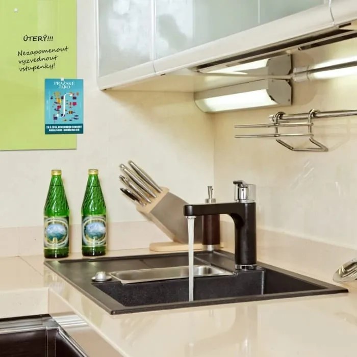 Zelená pistáciová skleněná magnetická tabule do kuchyně Smatab® - 100 × 150 cm