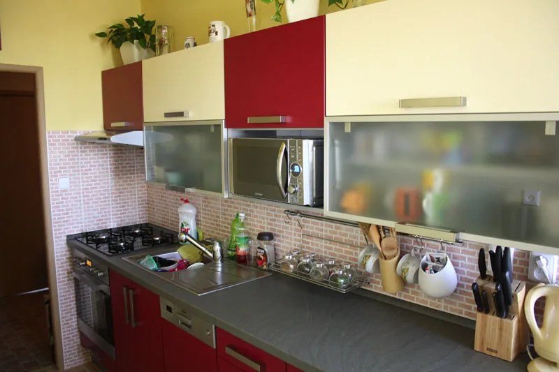 Kuchyně Macháček, Formát, červená - vanilka, šířka 285 cm