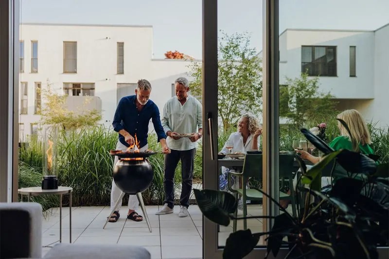 Höfats Stylový BBQ gril a ohniště MOON v jednom na dřevo a peletky Barva: Černá, Varianta: FLEX s výsokou a nízkou podstavou,bez planche