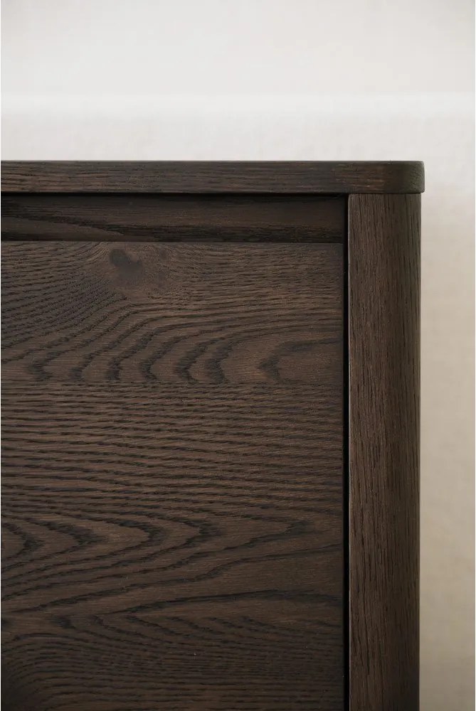 Komoda v dekoru dubu v tmavě přírodní barvě 180x50x40 cm Melstone – Rowico