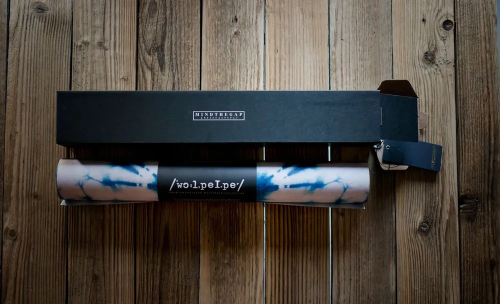 MINDTHEGAP Aquafleur Anthracite - tapeta na zeď