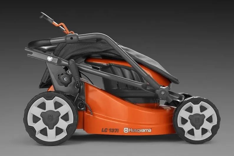 Aku sekačka LC 137i Husqvarna (včetně 2 baterií a nabíječky)
