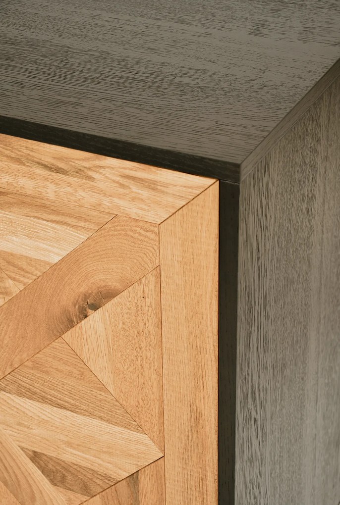 Komoda Indus 160 cm z masivu dub přírodní/grafit
