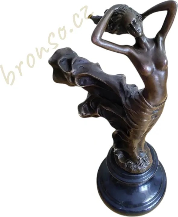 Dáma s vlajícími šaty – bronzová socha, elegantní umělecká figurka z pravého bronzu