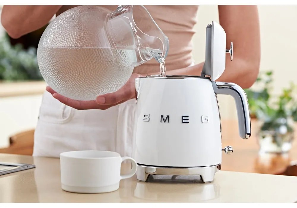 Bílá rychlovarná konvice z nerezové oceli 800 ml Retro Style – SMEG