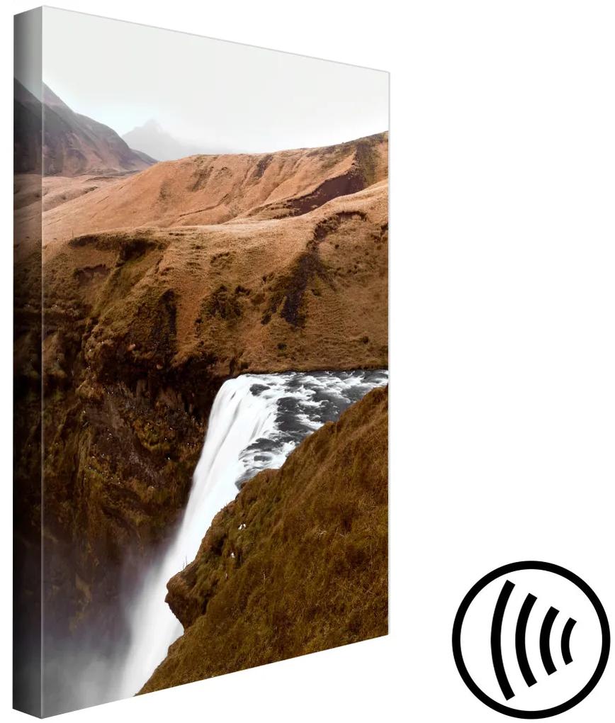 Obraz Hrdzavé kopce (1-dílný) svislý - vodopád uprostřed horské krajiny